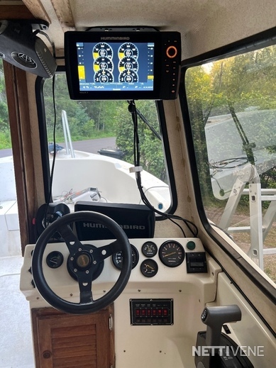 Lami 570 AC, I-pilot ja keulakone. Moottorivene 1990 Espoo - Nettivene