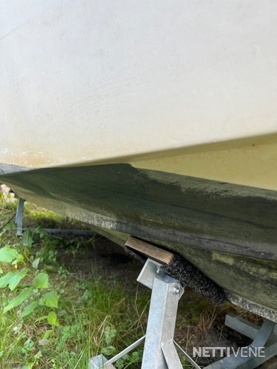 Lami 570 AC, I-pilot ja keulakone. Moottorivene 1990 Espoo - Nettivene