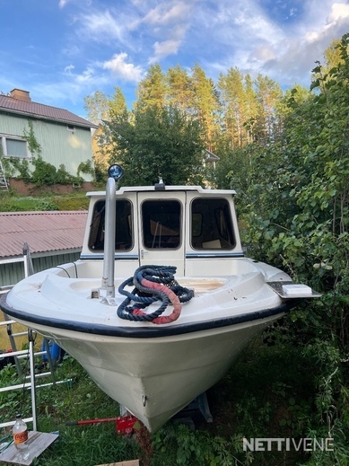 Lami 570 AC, I-pilot ja keulakone. Moottorivene 1990 Espoo - Nettivene