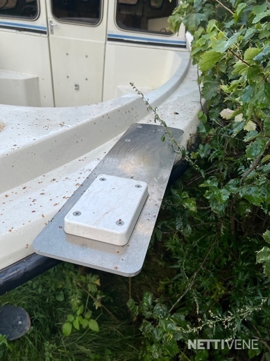 Lami 570 AC, I-pilot ja keulakone. Moottorivene 1990 Espoo - Nettivene