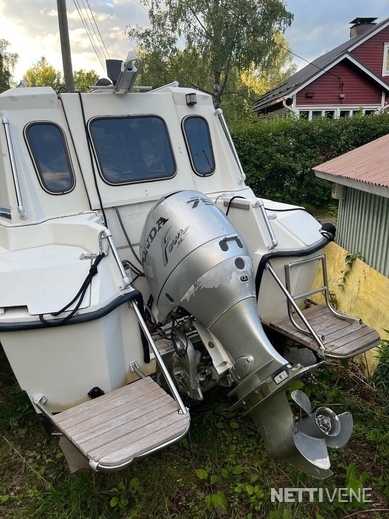 Lami 570 AC, I-pilot ja keulakone. Moottorivene 1990 Espoo - Nettivene