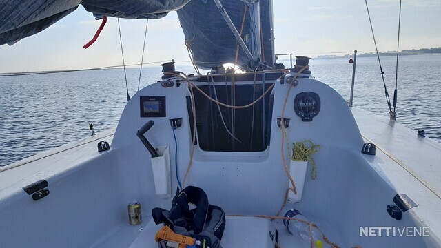 Hunter 707 Purjevene 1996 Suomen ulkopuolella - Nettivene